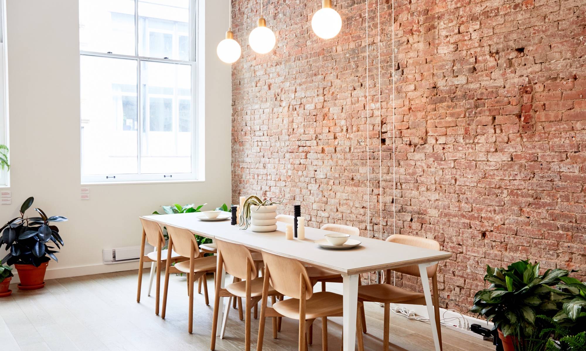 Modern Tablescape: How to Set a Cool Dining Room Table